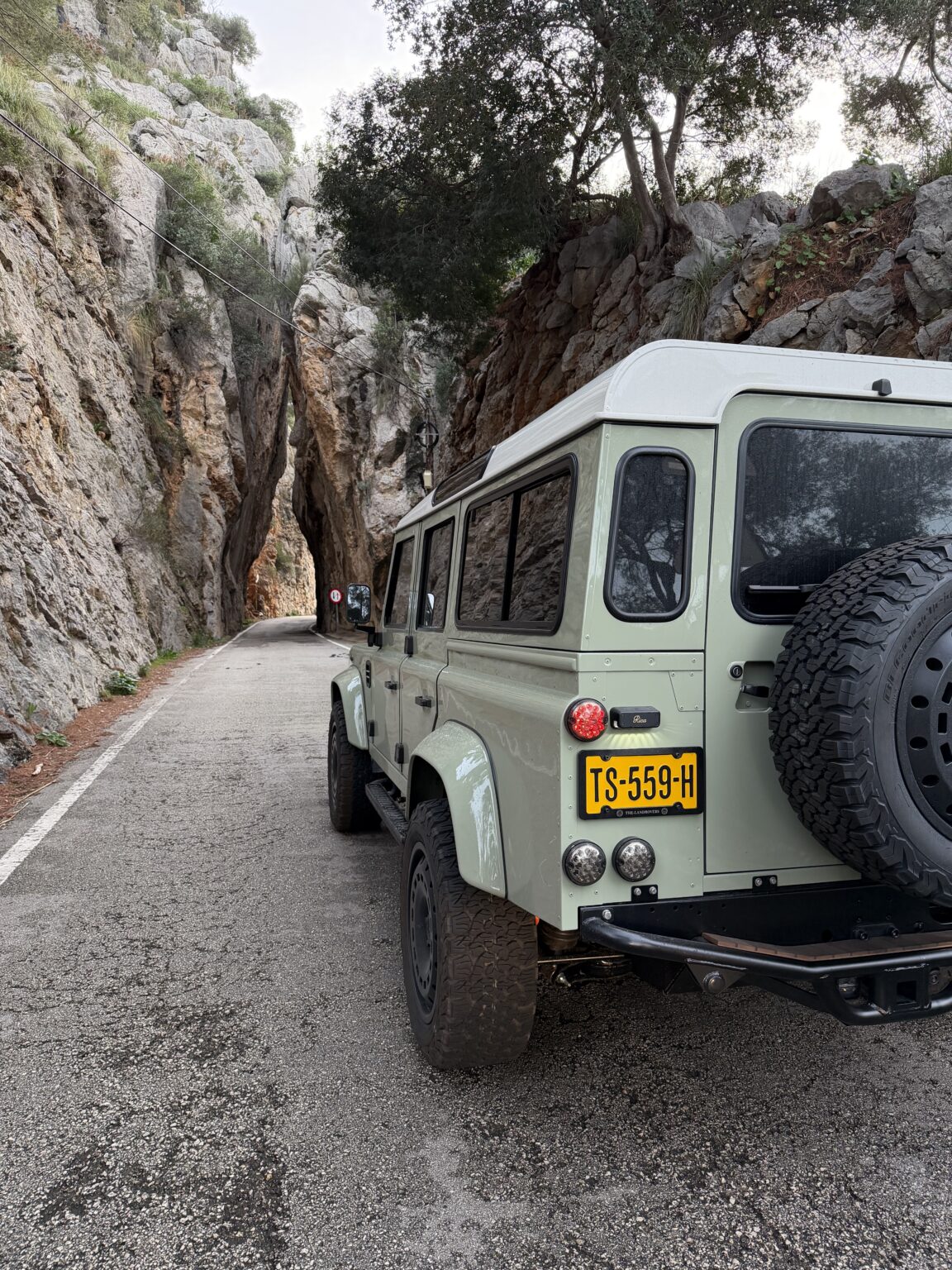 The Landrovers on RTL4 De Mooiste Wegen — Defender Panterra Rica heads ...